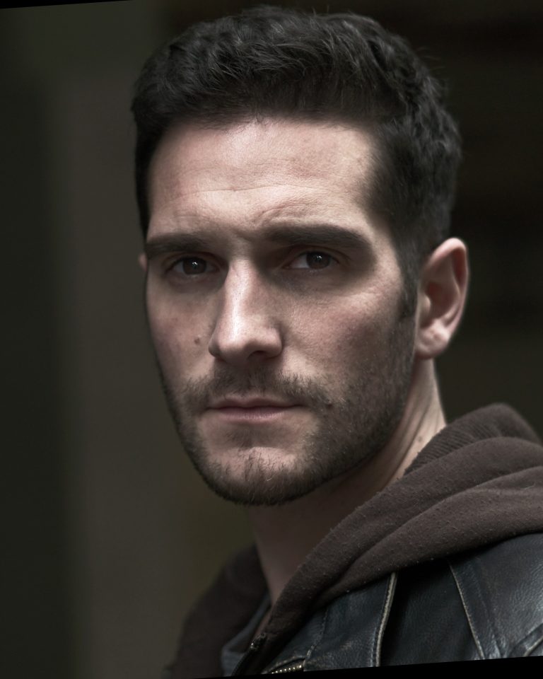 REVIL Entrevista: Nick Apostolides, o Leon S. Kennedy de Resident Evil ...