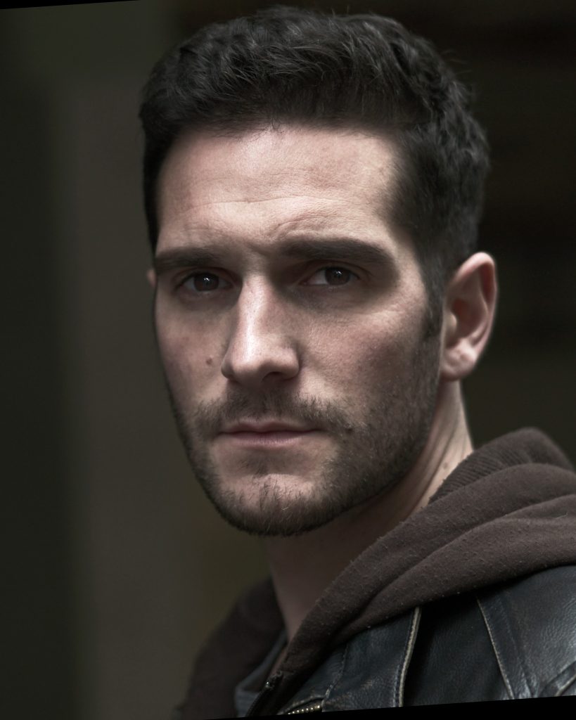 REVIL Entrevista: Nick Apostolides, o Leon S. Kennedy de Resident Evil ...